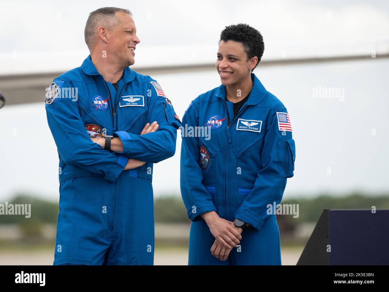 Die NASA-Astronauten Robert Hines, links, und Jessica Watkins, rechts ...