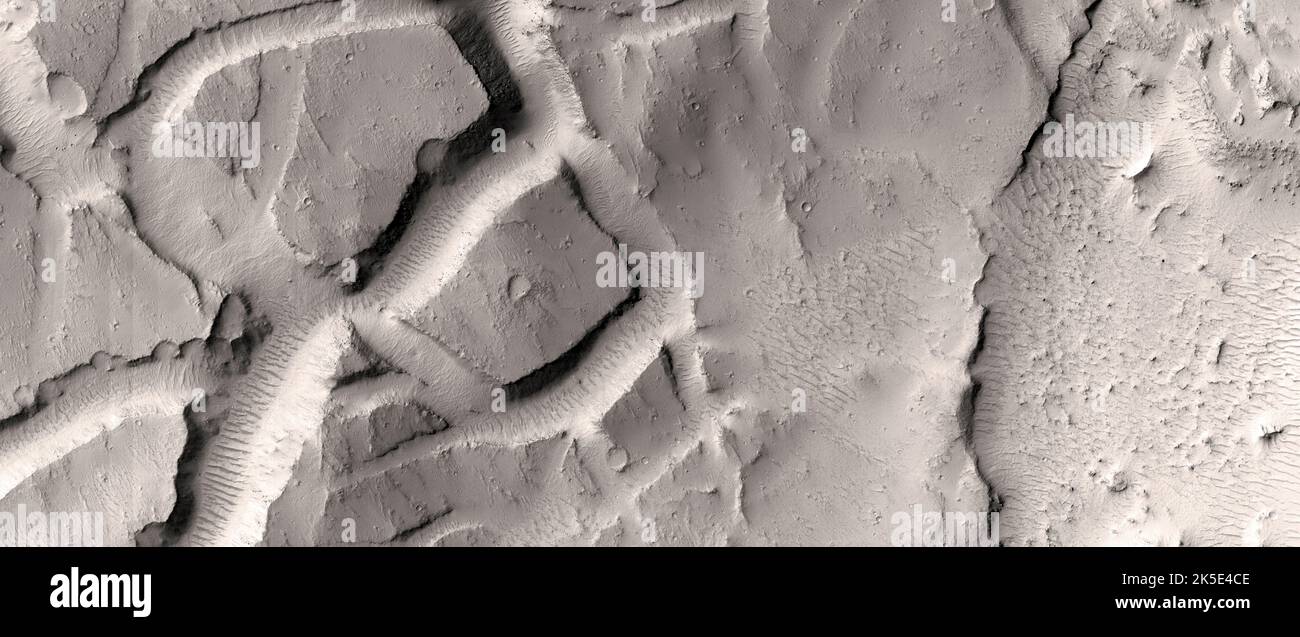 Marsatlandschaft. Dieses HiRISE-Bild zeigt Landformen auf der ...