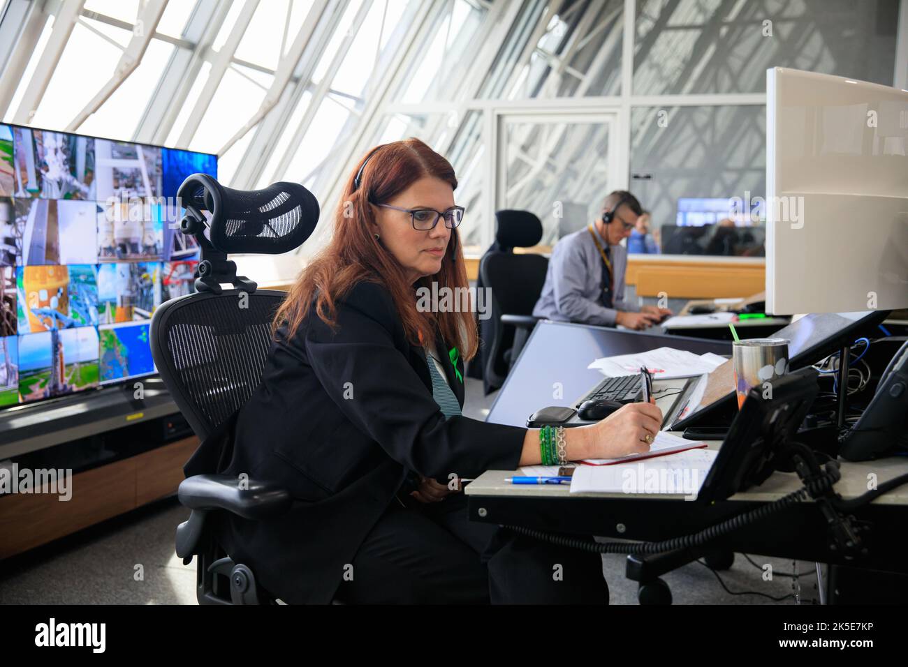 Charlie Blackwell-Thompson, Launch Director von Artemis I, überwacht ...
