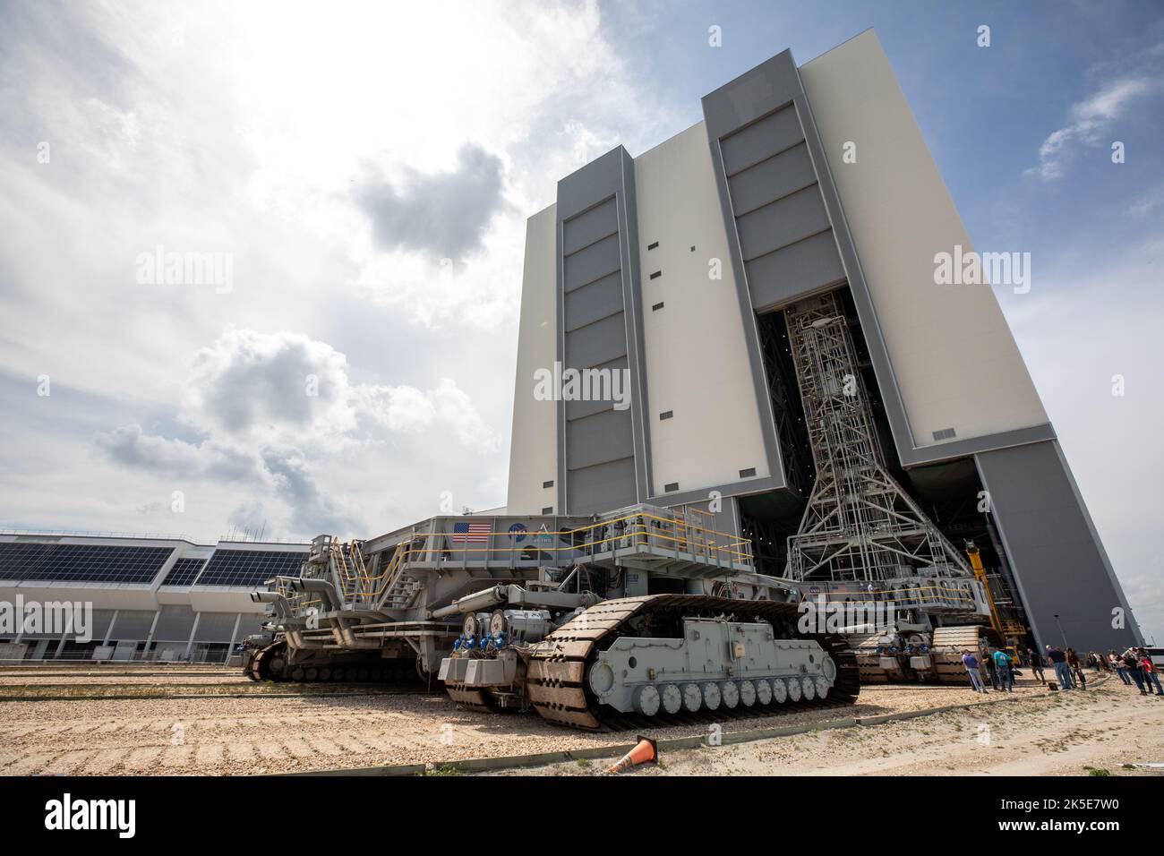 Der von Ingenieuren und Technikern angetriebene Crawler-Transporter 2 ...