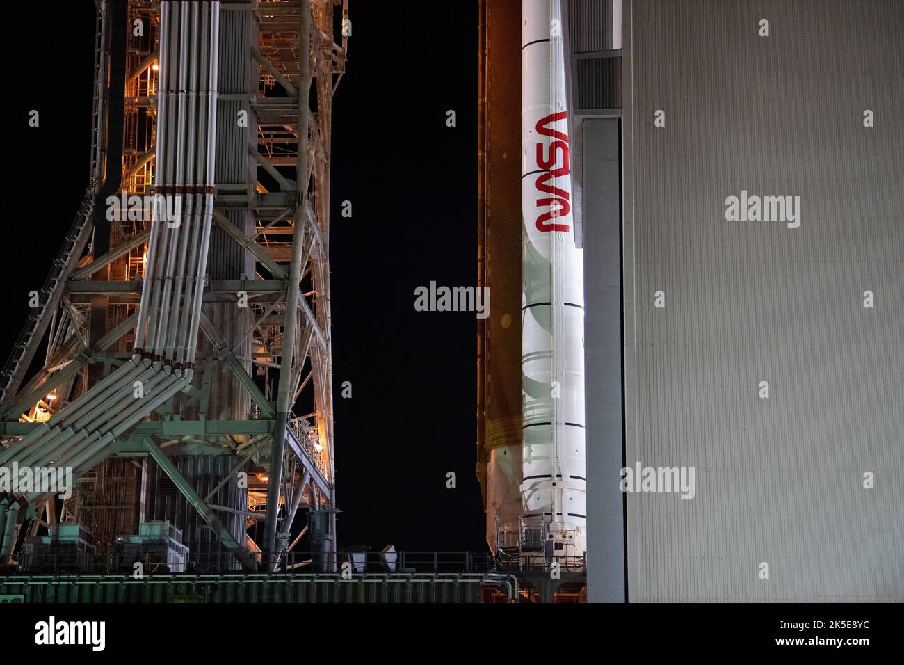 Die NASA-Rakete Space Launch System (SLS) mit der Orion-Sonde an Bord ...