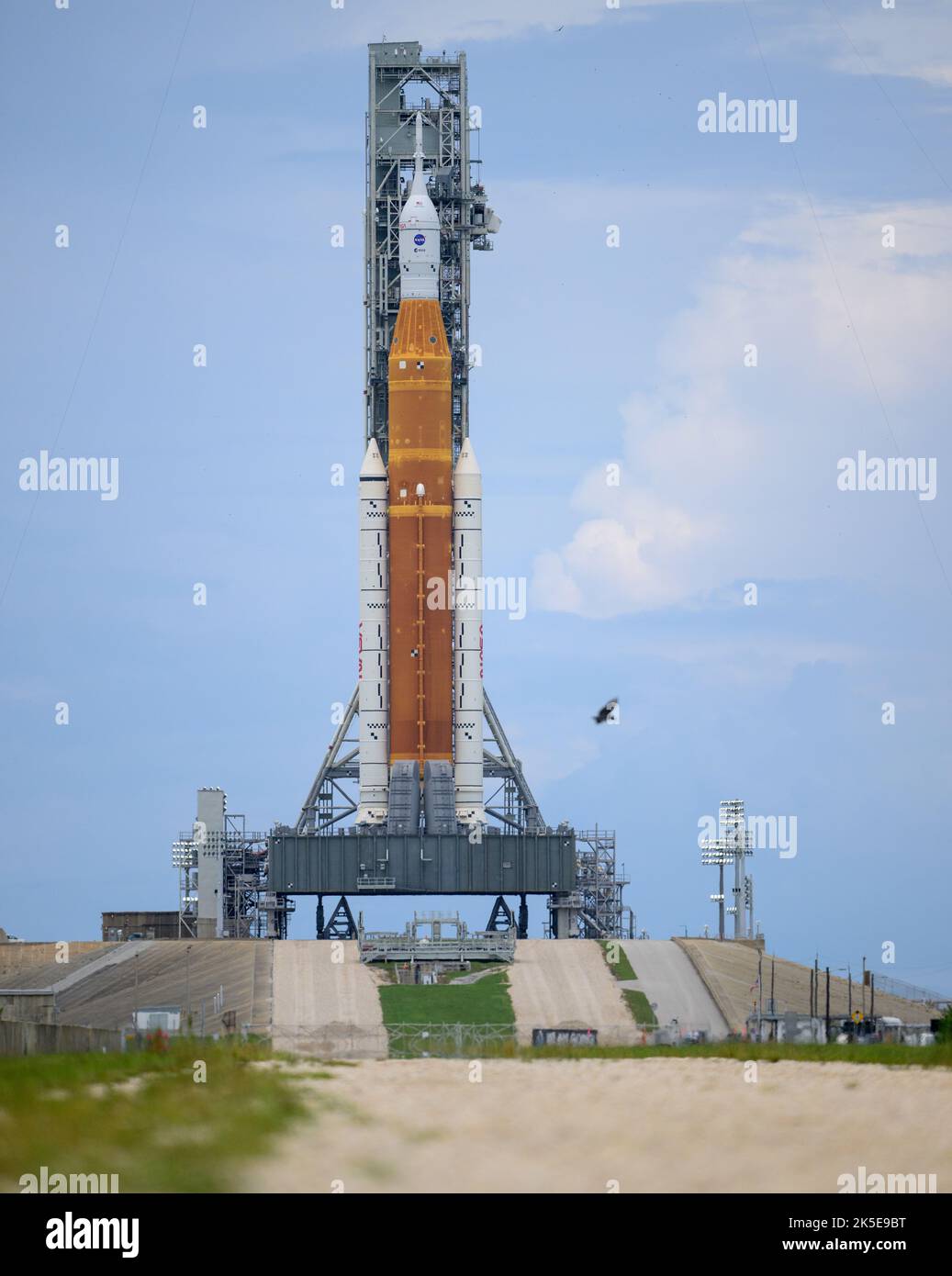 Die NASA-Rakete Space Launch System (SLS) mit der Orion-Sonde an Bord ...