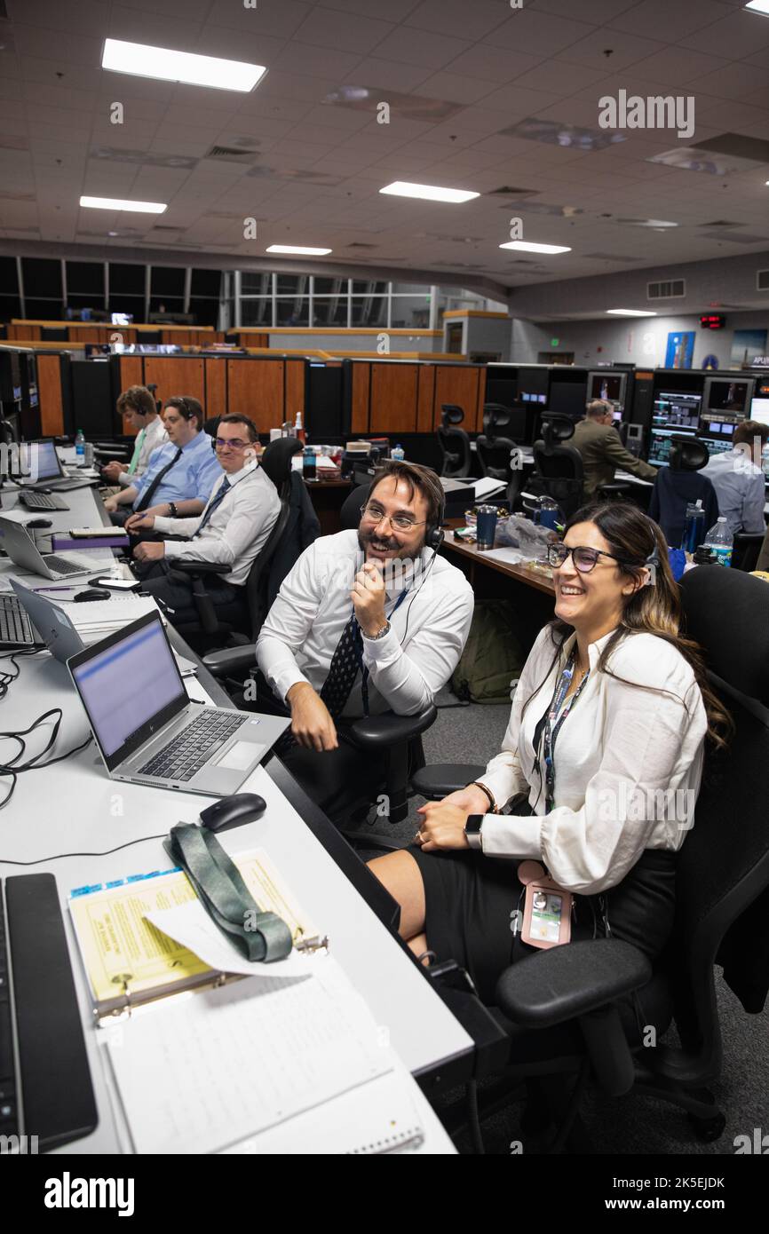 Mitglieder des Artemis I Launch Teams sind an ihren Konsolen im Firing ...