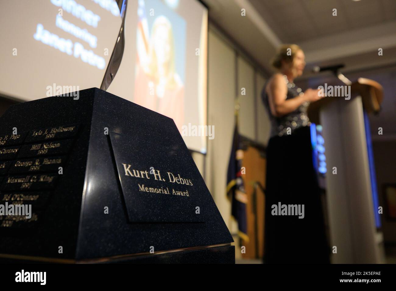 Janet Petro, Direktorin des Kennedy Space Centers, spricht Freunde, Kollegen und Familie an ...