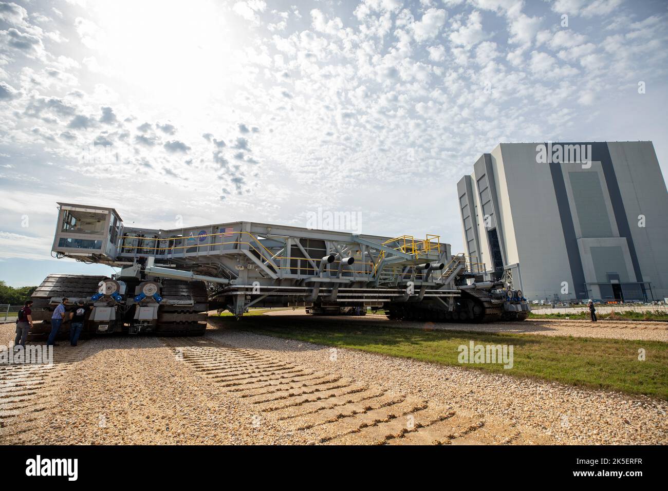 Ingenieure und Techniker fahren den Crawler-Transporter 2 am 11. März ...