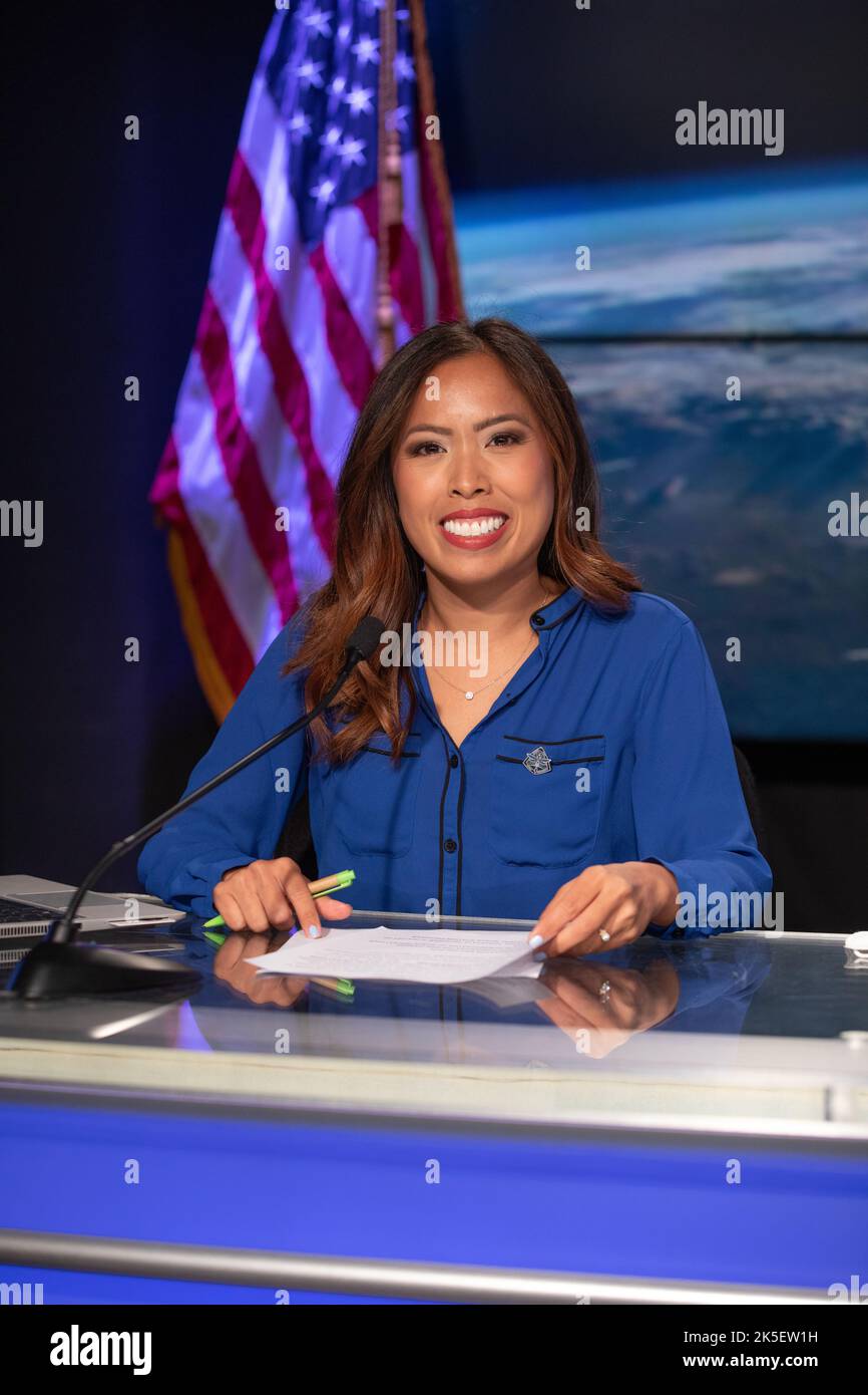 Megan Cruz, NASA Communications, moderiert am 26. April 2022 im Kennedy ...