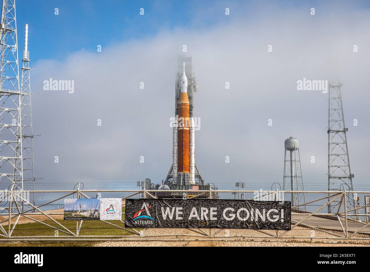 Auf dem mobilen Trägerrakete, der NASA Space Launch System (SLS)-Rakete ...