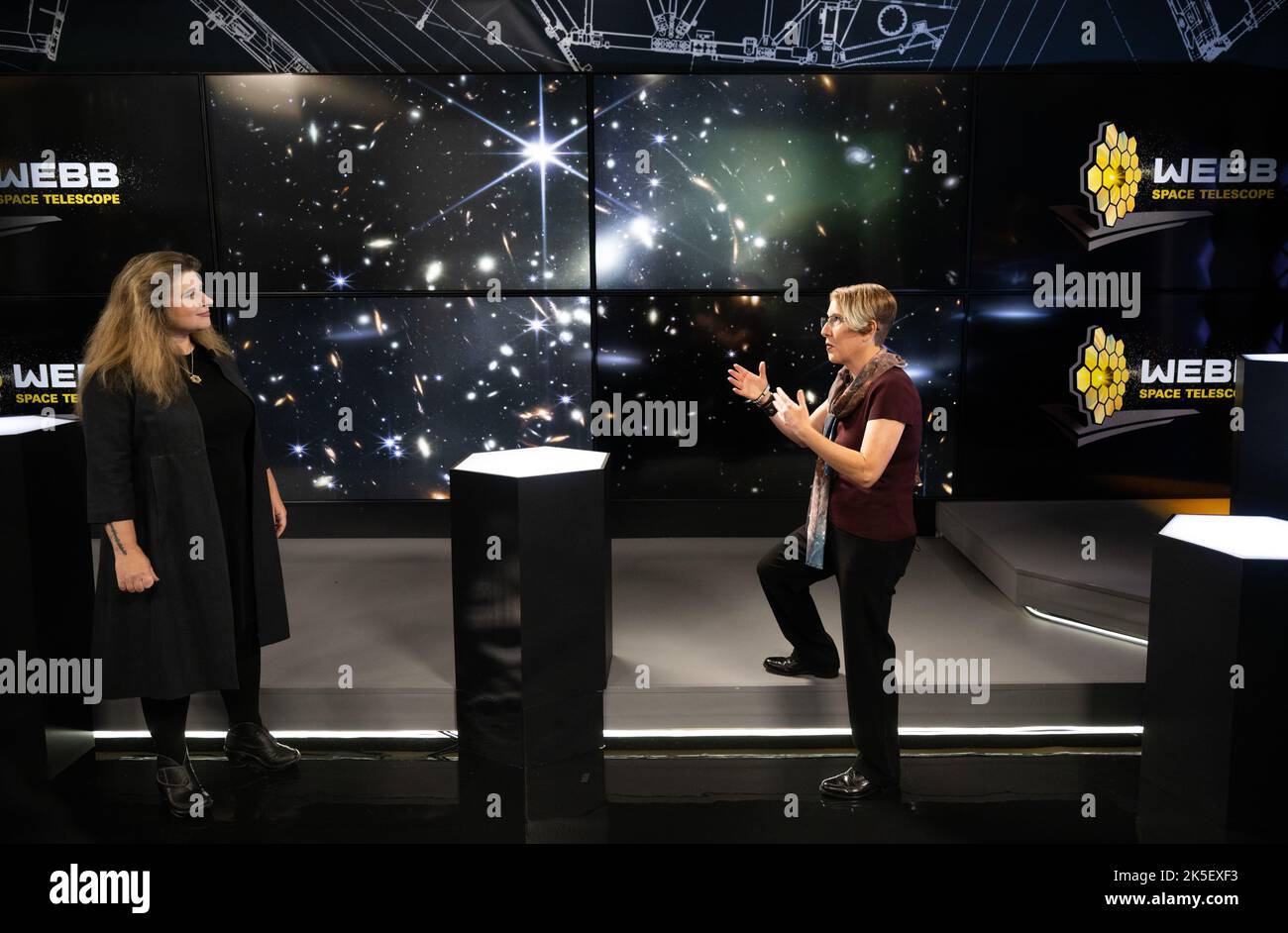 Michelle Thaller, links, spricht mit NASA James Webb Space Telescope ...