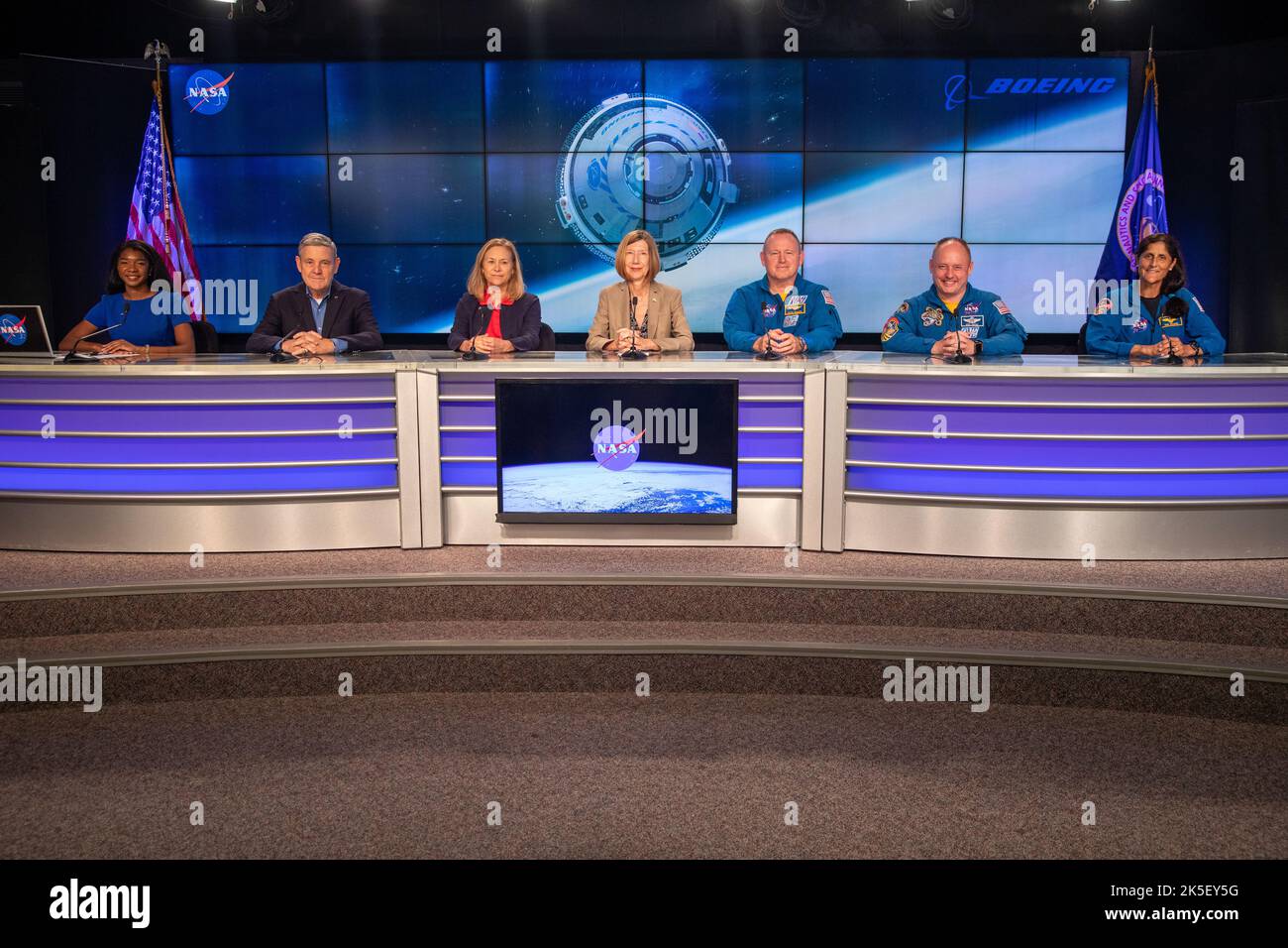 NASA-Beamte nehmen im Presseportal des Kennedy Space Center in Florida ...