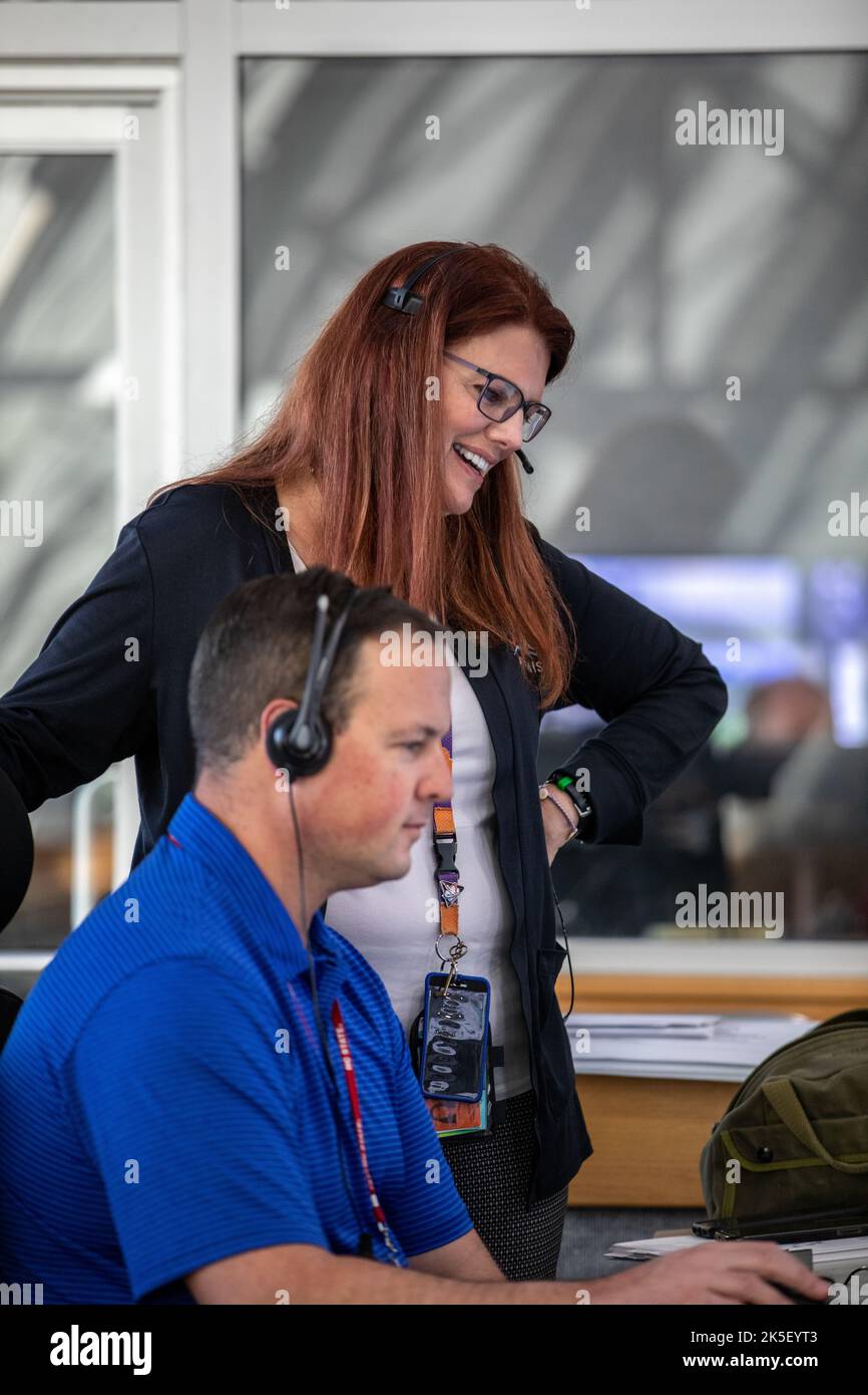 Charlie Blackwell-Thompson, Launch Director von Artemis I, steht und ...