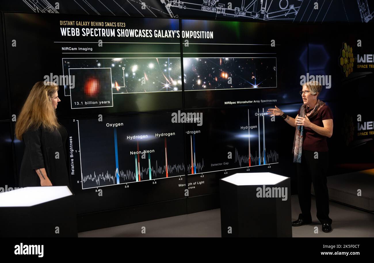 Michelle Thaller, links, spricht mit NASA James Webb Space Telescope ...