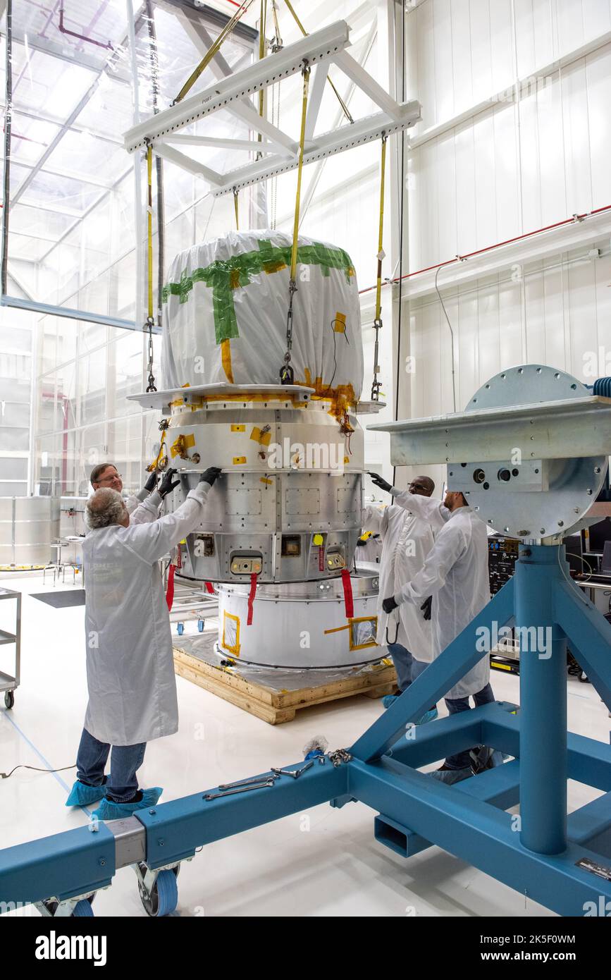 Techniker bringen den Low-Earth Orbit Flight Test eines aufblasbaren ...