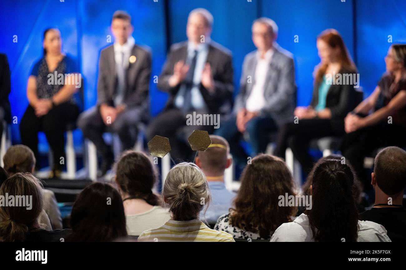 Ein NASA-Teilnehmer aus dem sozialen Bereich wird während einer ...