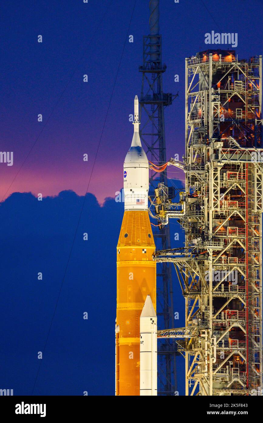 Die NASA-Rakete Space Launch System (SLS) mit der Orion-Sonde an Bord ...