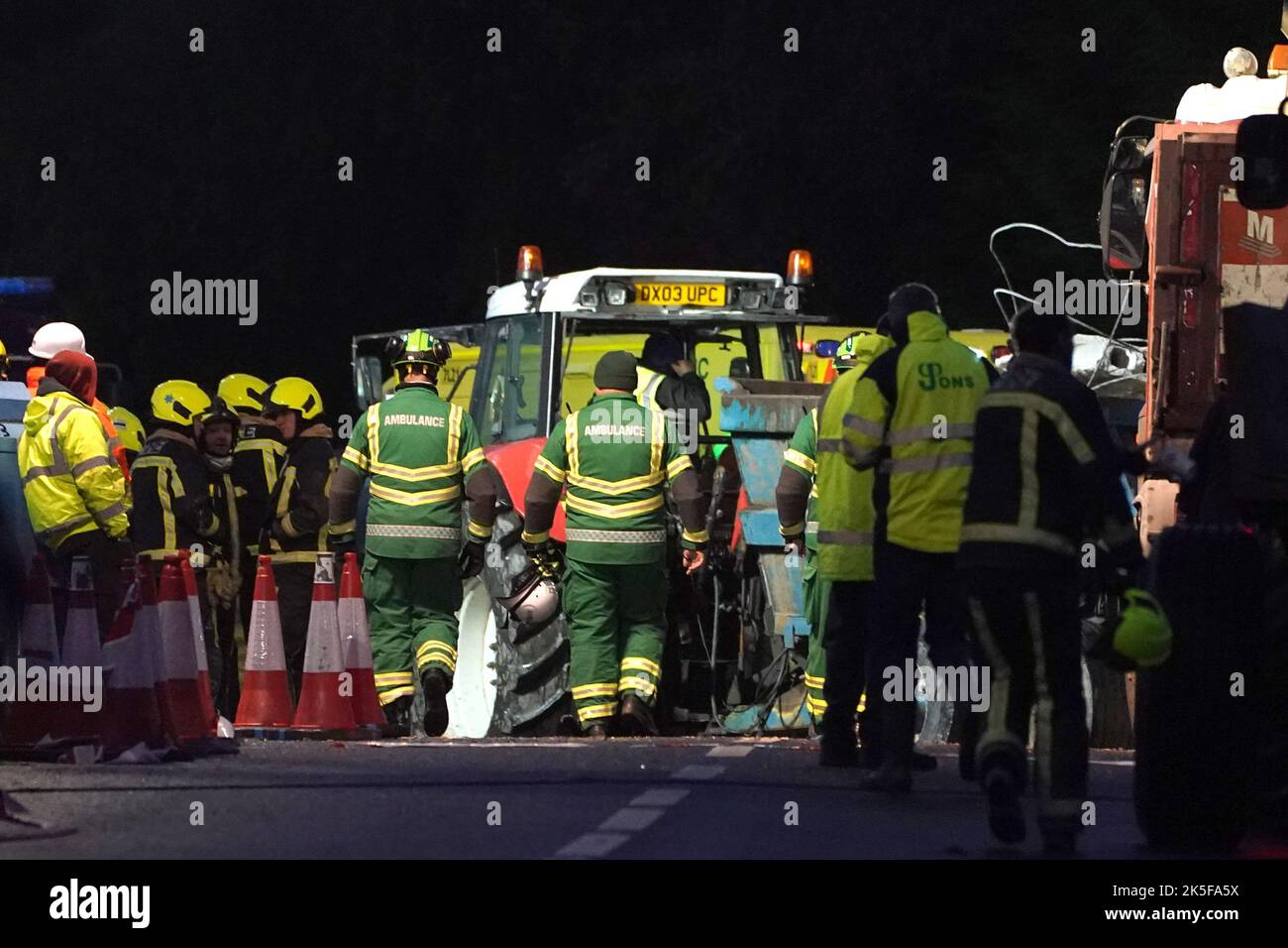 Die Einsatzkräfte setzen ihre Arbeit am Ort einer Explosion in der Applegreen-Tankstelle im Dorf ...