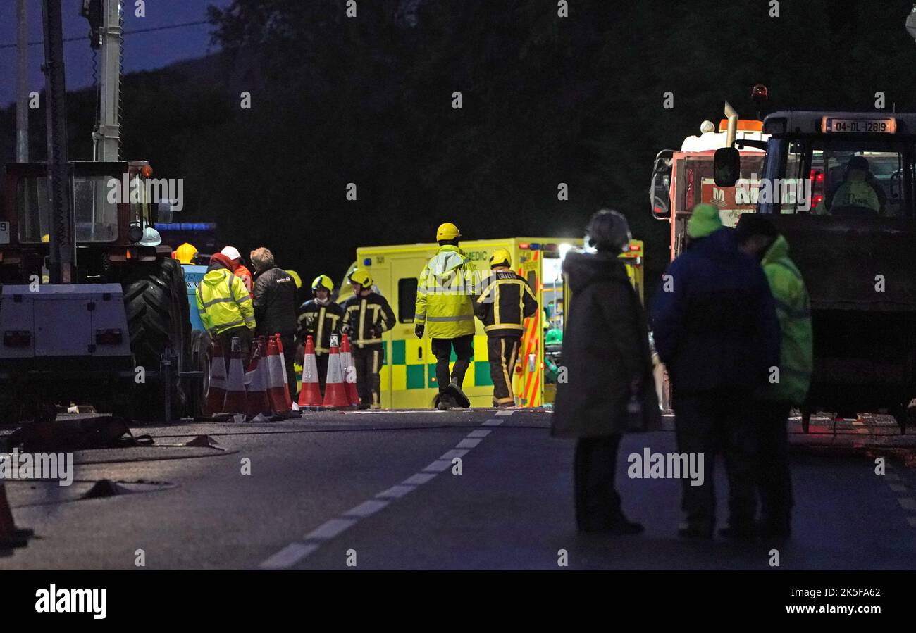 Die Einsatzkräfte setzen ihre Arbeit am Ort einer Explosion in der Applegreen-Tankstelle im Dorf ...