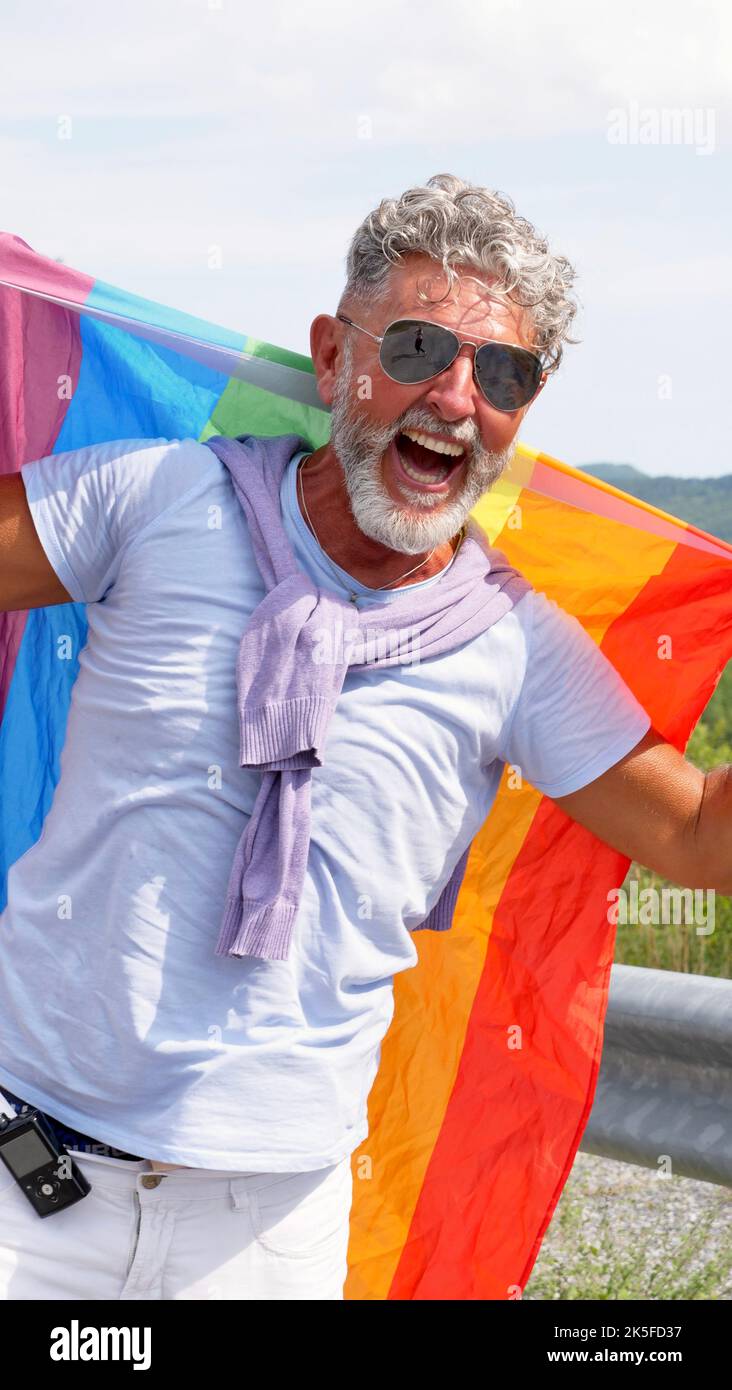 Porträt Eines Grauhaarigen älteren Kaukasischen Mannes Bisexualität Mit Bart Und Sonnenbrille