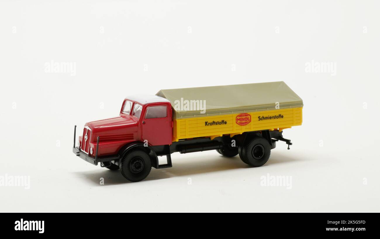 Automodell DDR IFA H6 Pritsche mit Spitzplane MINOL, Brekina, Maßstab 1 ...