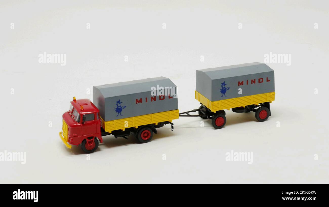 Automodell DDR IFA W50 Pritsche mit Anhänger MINOL, Brekina, Maßstab 1/87 Stockfotografie - Alamy