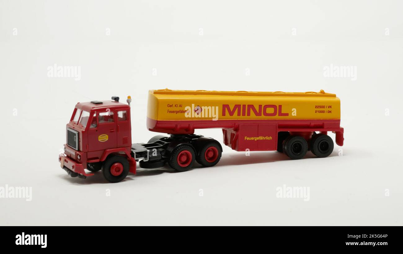 Automodell DDR Volvo F 88 Tanksattelzug mit Auflieger CN22 MINOL, Maßstab 1/87 Stockfotografie ...