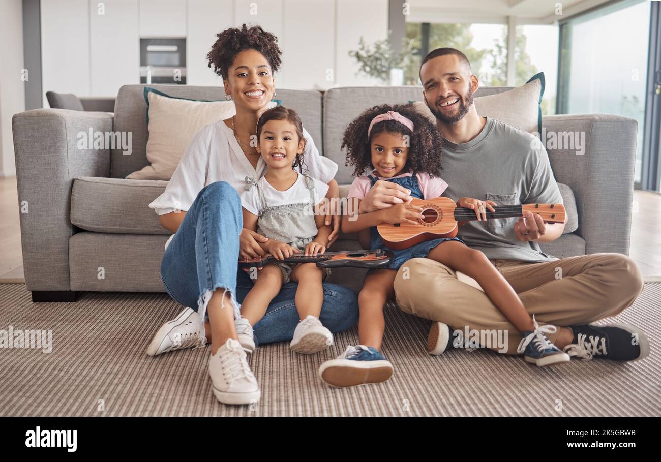 Familie, Kinder und Musik Gitarre lernen, im Wohnzimmer zu Hause und ...