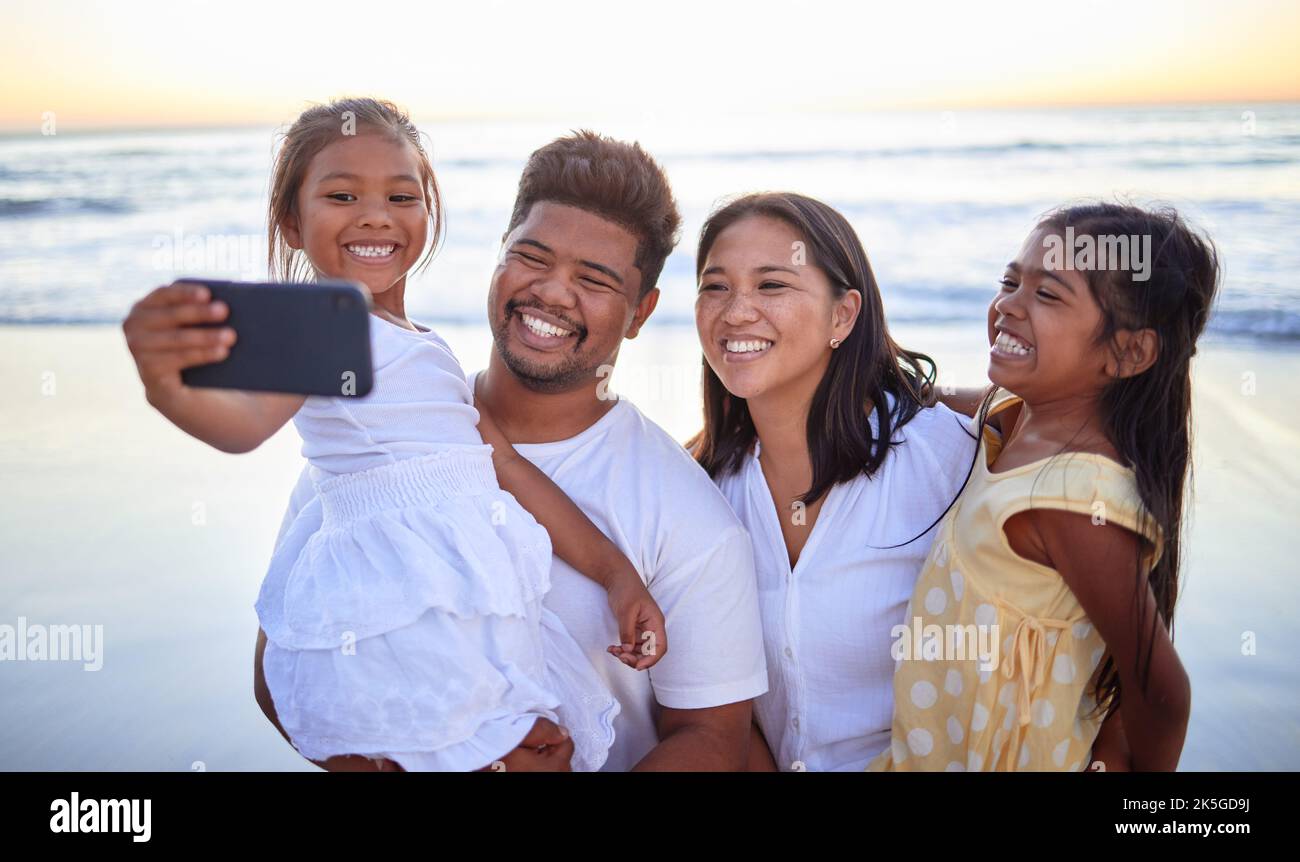 Familien-Selfie, glücklicher Strand und Eltern auf Urlaub am Meer mit ...