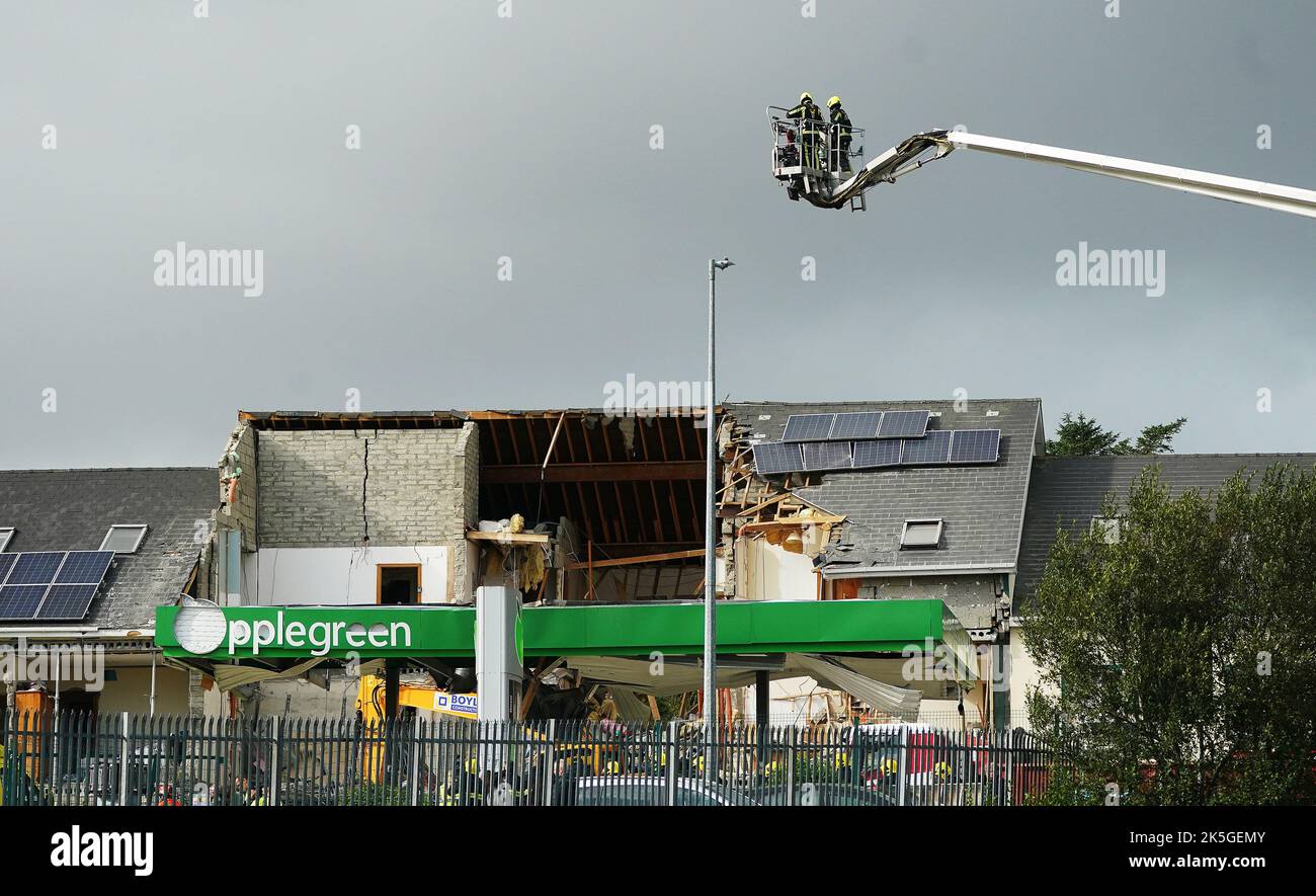 Die Einsatzkräfte setzen ihre Arbeit am Schauplatz einer Explosion in ...