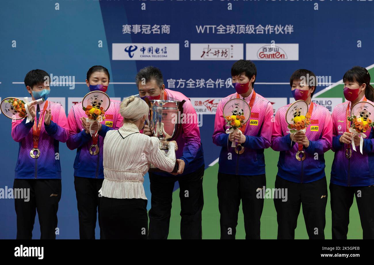 CHENGDU, CHINA - 8. OKTOBER 2022 - (L - R) Sun Yingsha, Wang Manyu ...