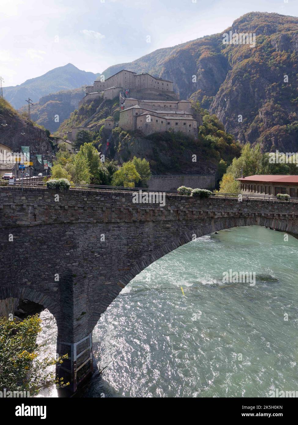 Fort Bard (Forte di Bard) am Fluss Dora Baltea in der Region Aosta ...