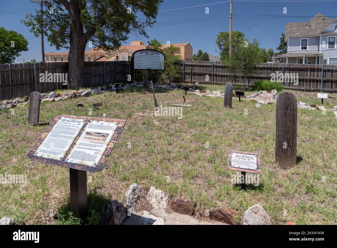 Dodge City, Kansas - Grabmarkierungen auf dem Boot Hill Cemetery. Der ...