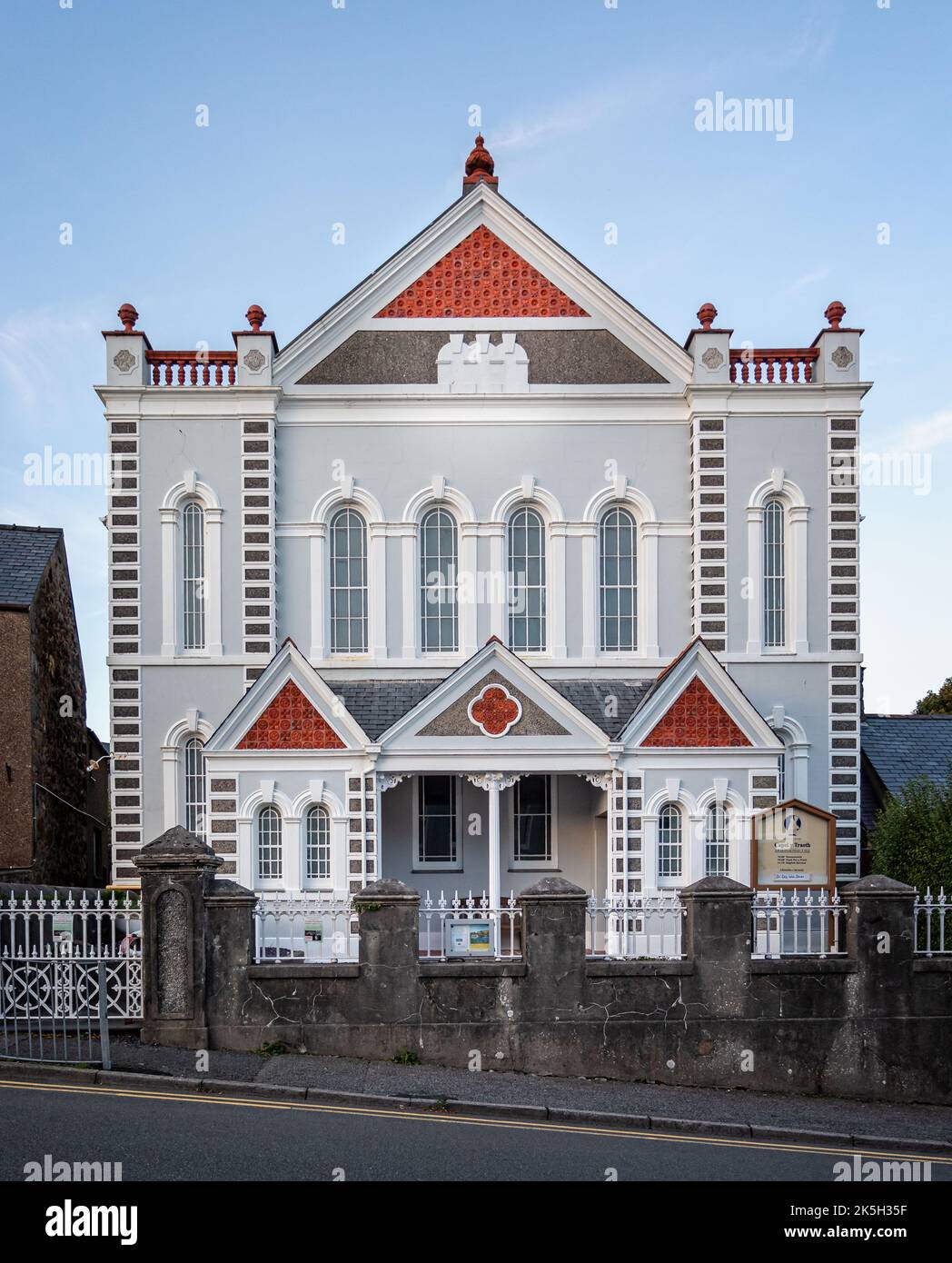 Walisische Kapelle - Capel y Traeth - mit kunstvoller Fassade, in ...