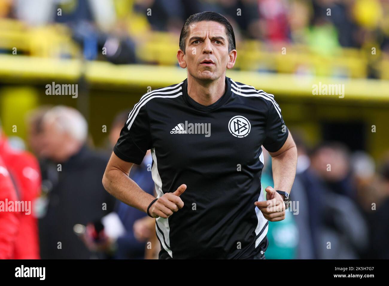 DORTMUND, DEUTSCHLAND - OKTOBER 8: Schiedsrichter Deniz Aytekin vor dem ...