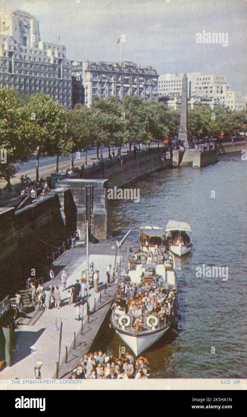 Eine Vintage-Postkarte mit dem Titel ‘The Embankment, London’. Die ...