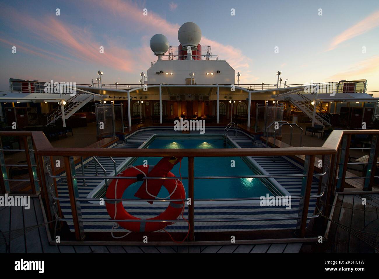 Der Blick auf das obere Deck des Queen Victoria-Kreuzfahrtschiffs, eine ...