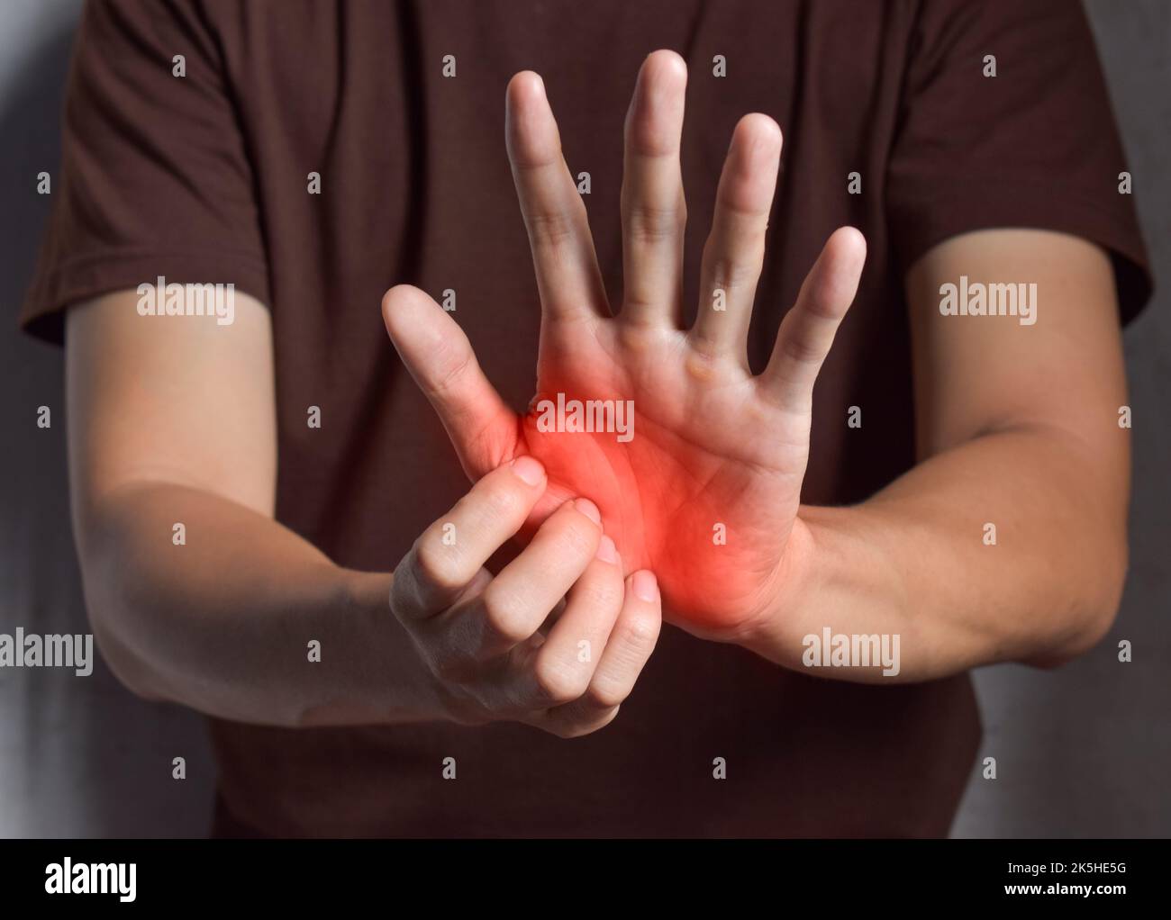 Asiatischer junger Mann kratzt an der Hand. Konzept juckender ...