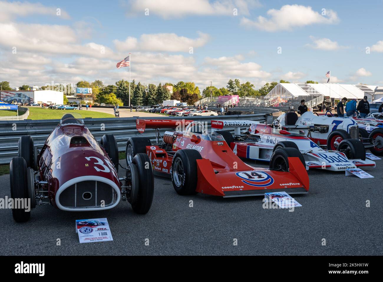 PONTIAC, MI/USA - 02. OKTOBER 2022: Ein Ferrari 375 1952 und andere ...