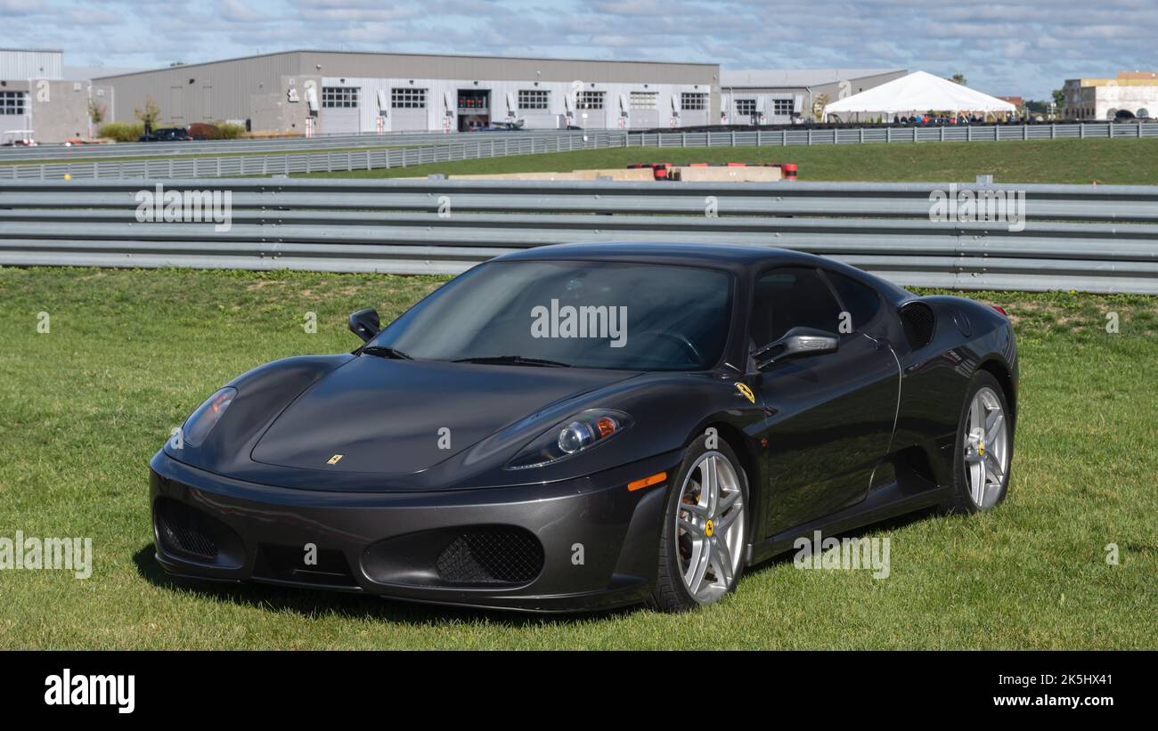 PONTIAC, MI/USA - 02. OKTOBER 2022: Ein Ferrari 949 Rennwagen auf der ...