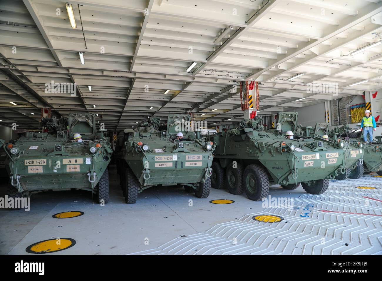 Mitarbeiter des Verteidigungsministeriums untersuchen am 8. Oktober ...