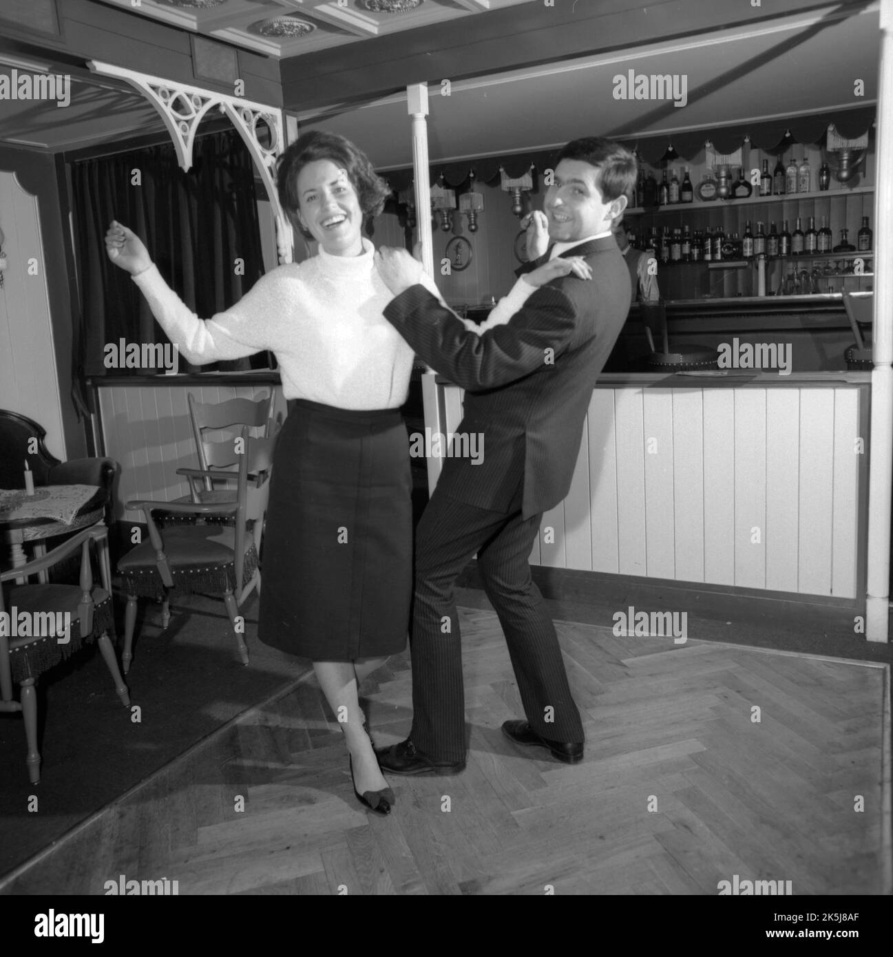 Der BVB-Dortmunder Star Lothar Emmerich versuchte 1966 in einer ...