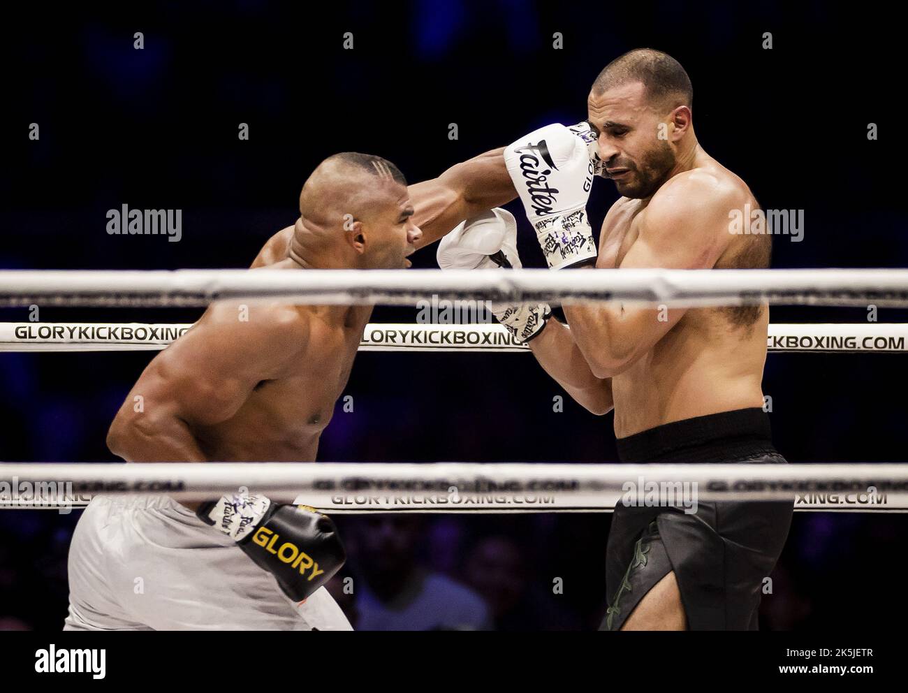 ARNHEM - die Kickboxer Alistair Overeem und Badr Hari während ihres RUHMES: Collision 4 kämpfen ...