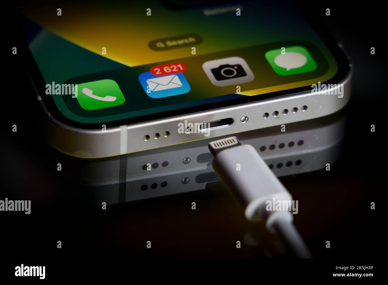 Warschau, Polen. 05. Oktober 2022. Ein Apple Lightning-Ladekabel ist mit einem iPhone auf diesem ...