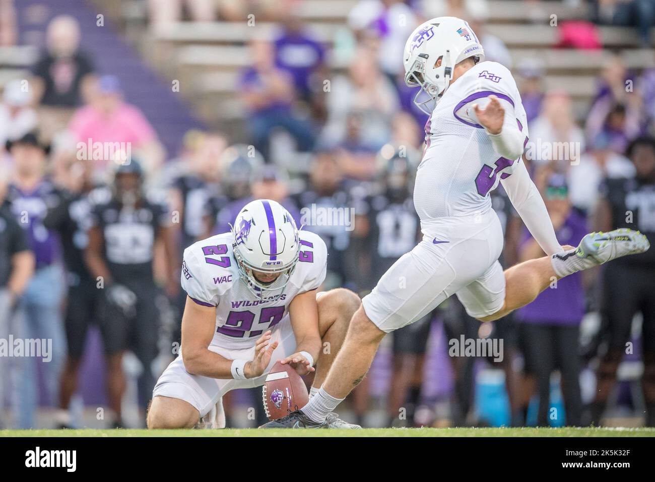 8. Oktober 2022: Abilene Christian Wildcats-Spieler Logan Burke (27) hält sich für einen ...