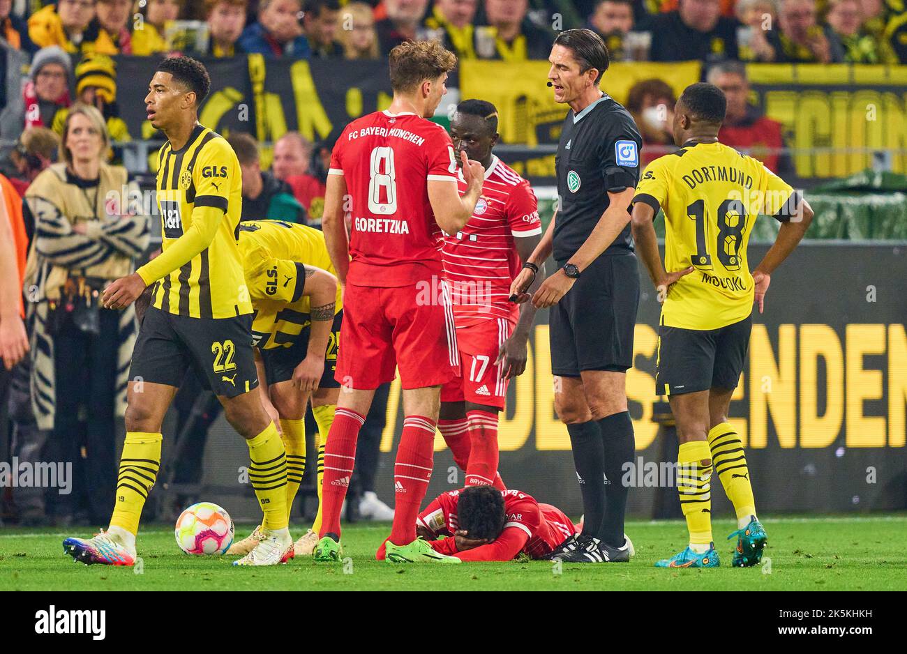 Alphonso DAVIES, FCB 19 Kopfverletzung, Schiedsrichter Deniz Aytekin mit Pfeife, Gesten, Shows ...