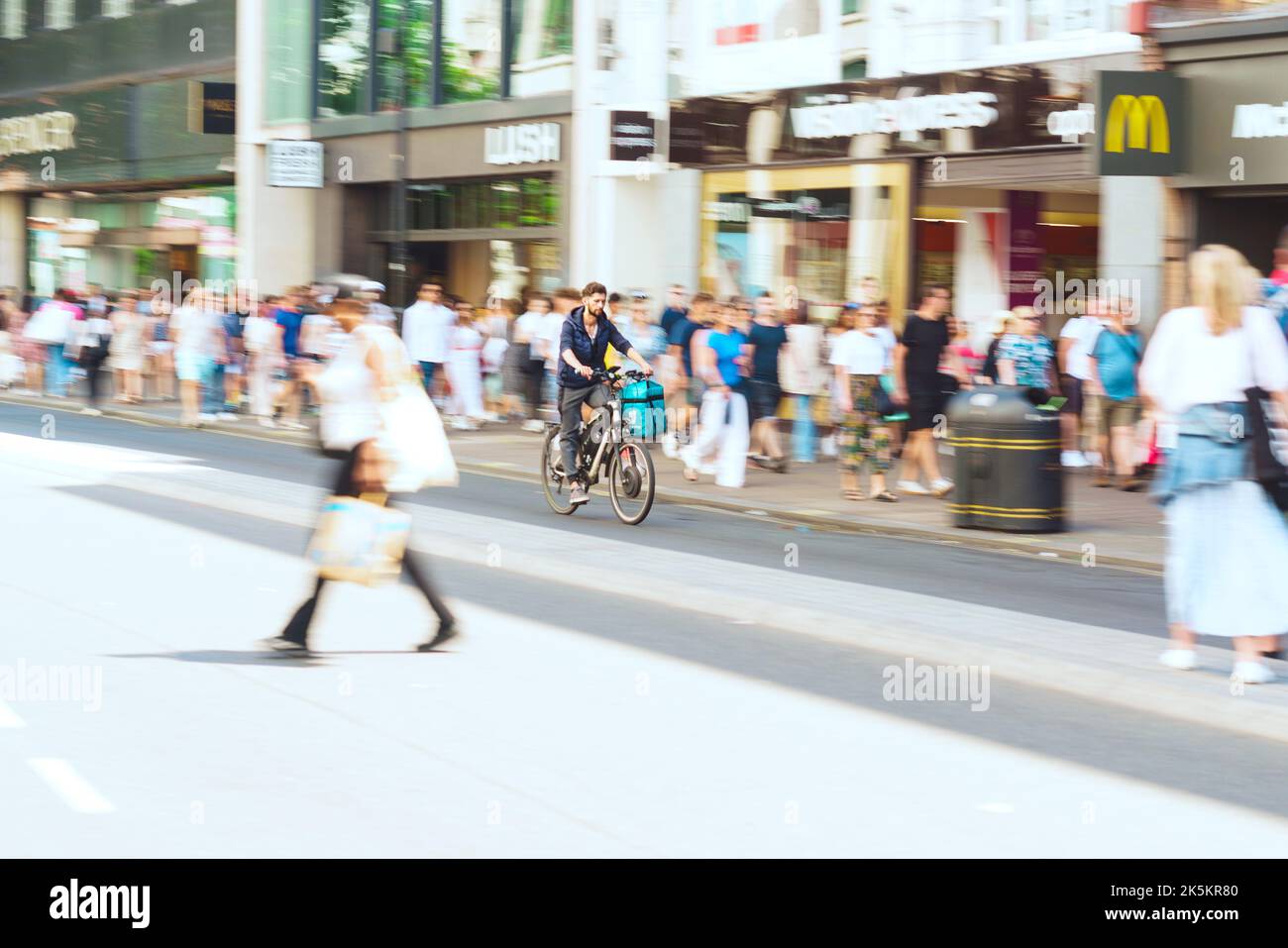 Deliveroo new oxford street london -Fotos und -Bildmaterial in hoher ...