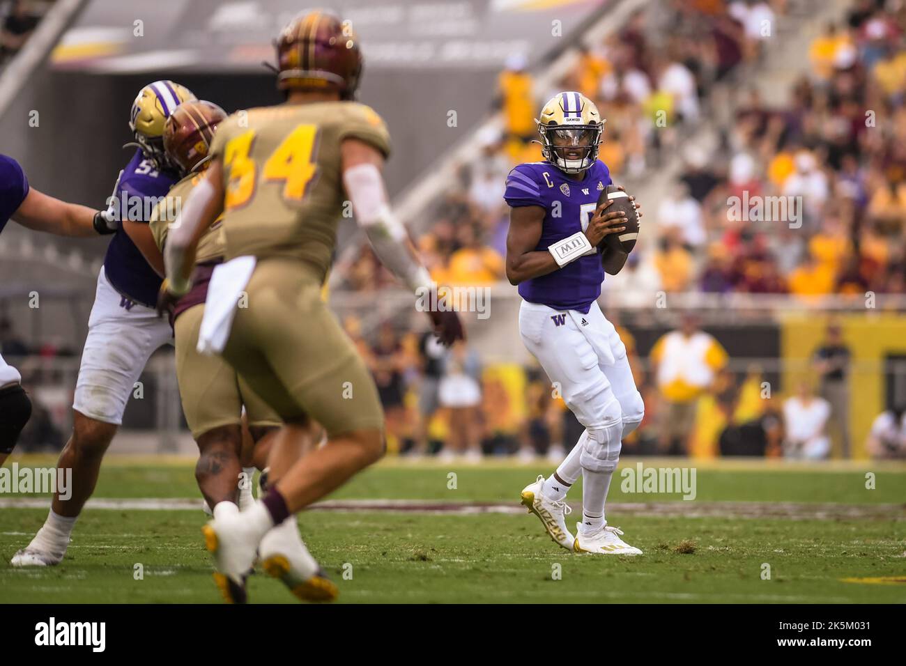 Washington Huskies Quarterback Michael PeniX Jr. (9) bereitet sich darauf vor, den Ball im ...