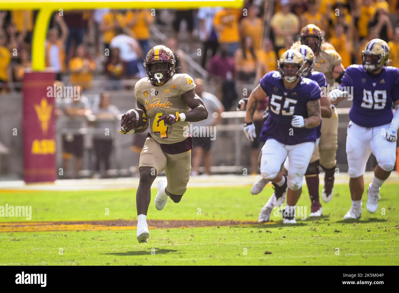 Arizona State läuft zurück Daniyel Ngata (4) bricht im zweiten Viertel ...
