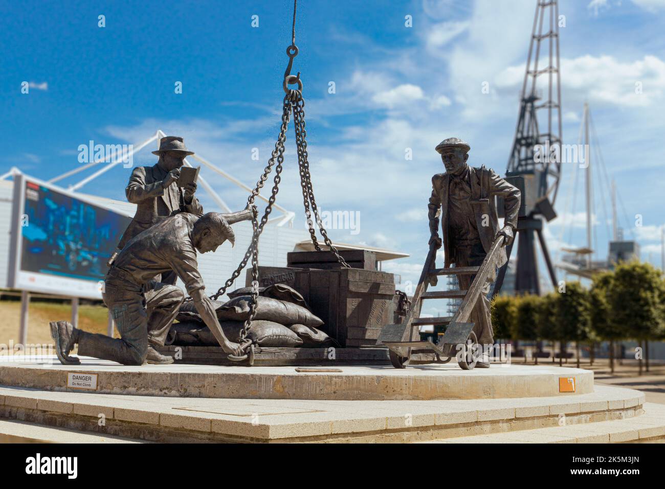 „Gelandet“ die Dockers Statue von Les Johnson am Victoria Dock ...