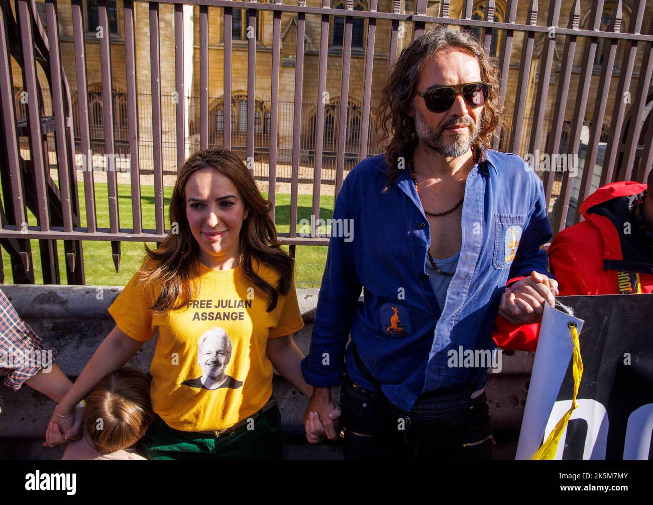 Der Komiker Russell Brand verbindet die Hände mit Stella Morris, der ...