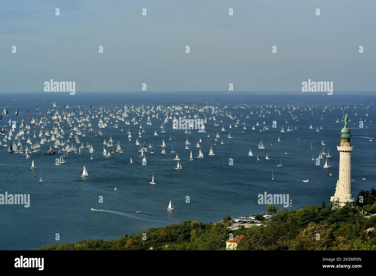 Triest, Italien. 9.. Oktober 2022. Barcolana Nummer 54. 1614 Segelboote ...