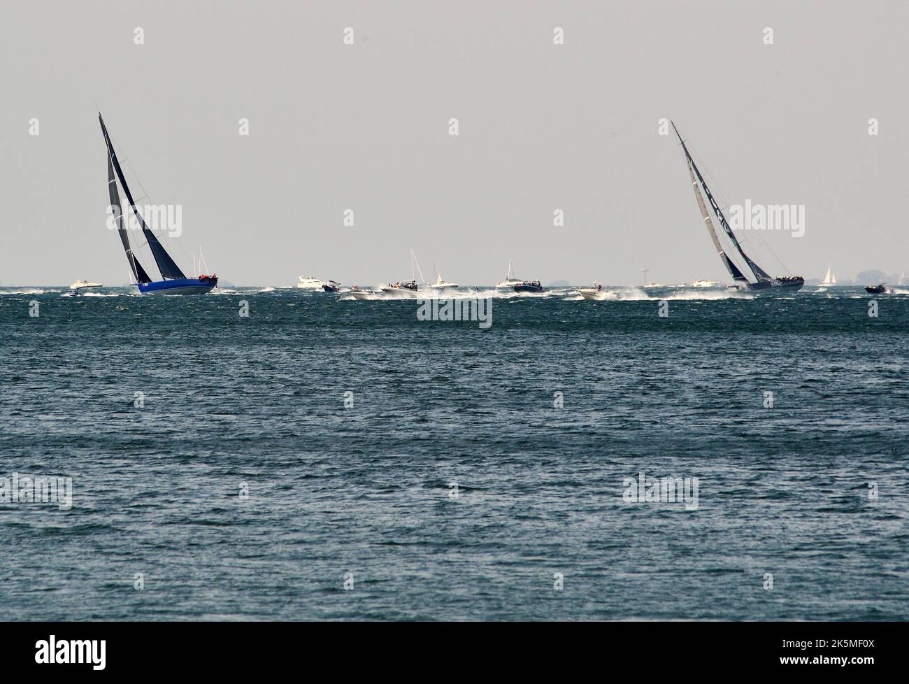 Triest, Italien. 9.. Oktober 2022. Barcolana Nummer 54. 1614 Segelboote ...